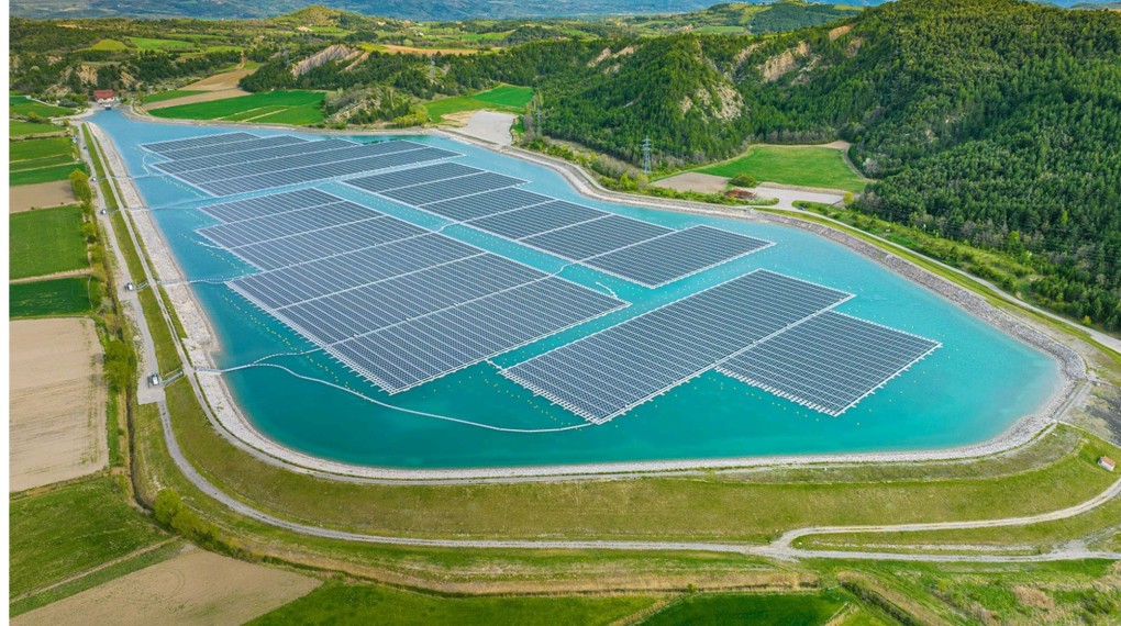 Le groupe EDF inaugure sa première centrale solaire flottante installée sur le lac d’un barrage ...